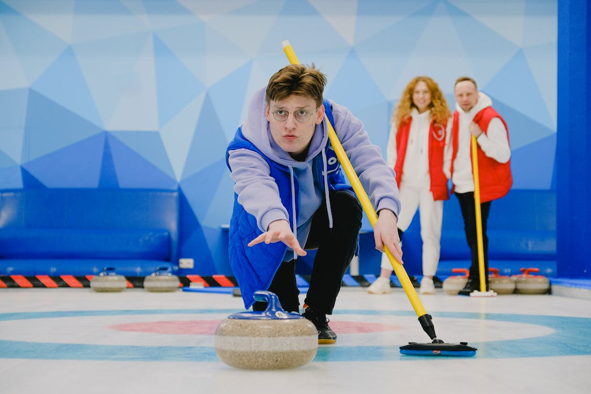 Le curling, un sport sur glace fascinant et plein de rebondissements